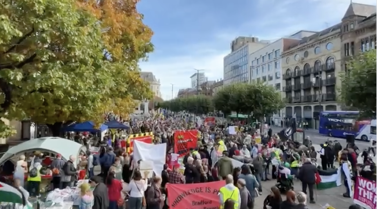 Leeds protest: Thousands march in city centre in "No to the Far Right ...